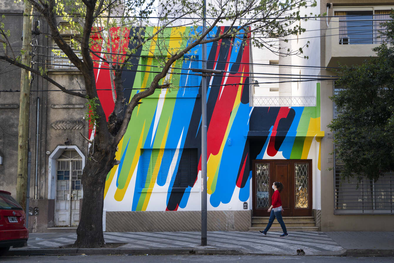 Elian Chali paints a house and reflects on the role played by urban art ...
